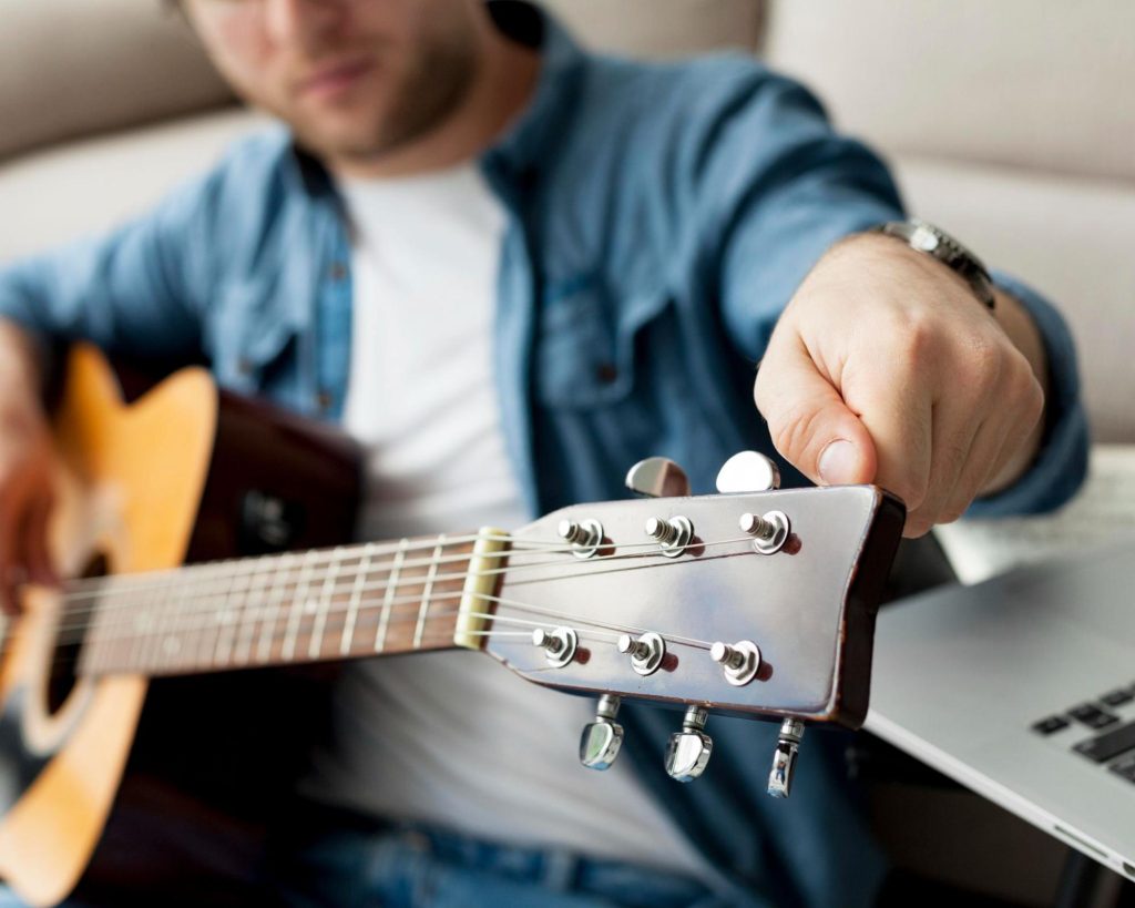 How to Tune a Guitar: Easy Methods for Beginners | MuseCoolMuseCool